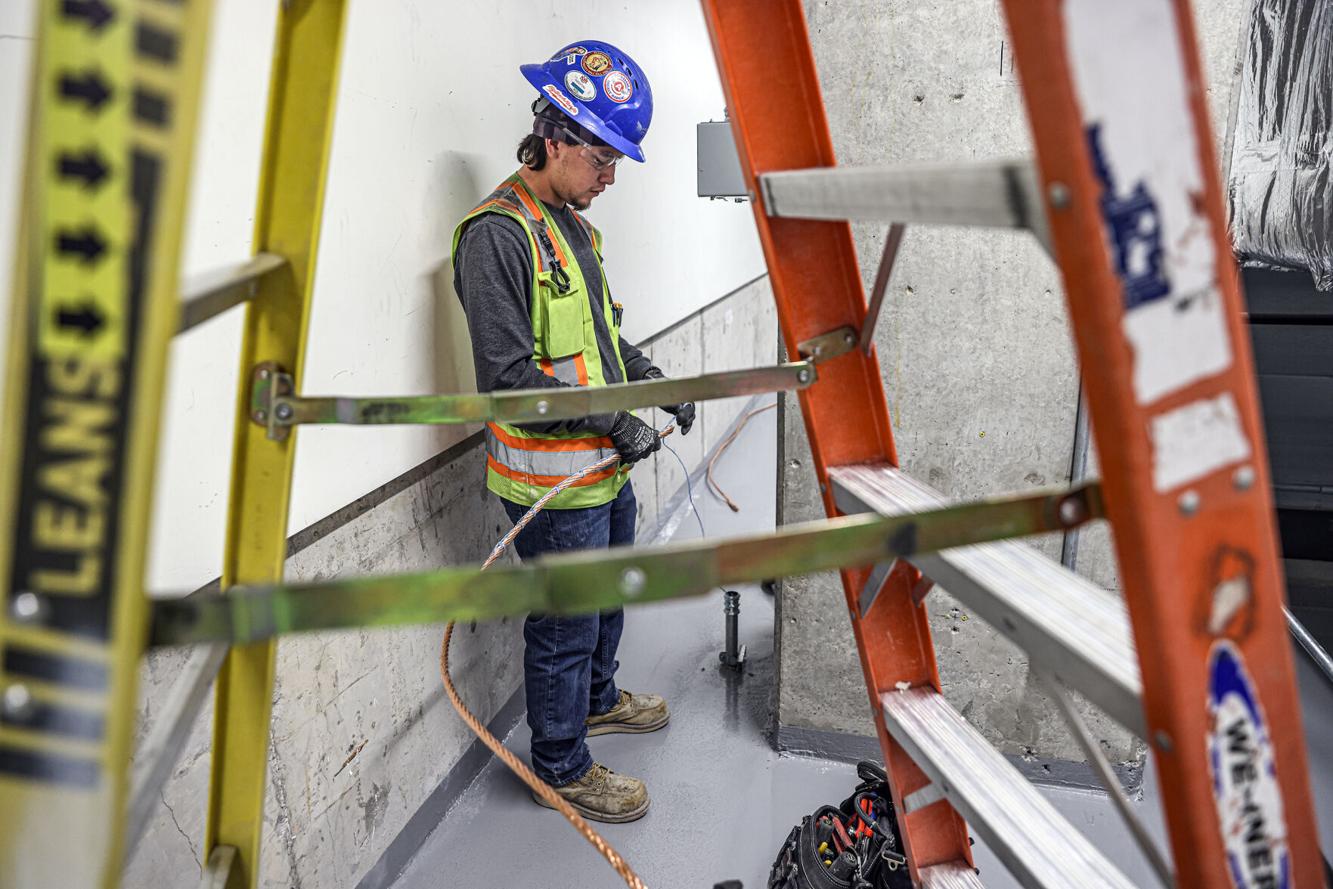 UNM Hospital tower touts expanded ICU, emergency department | Local ...