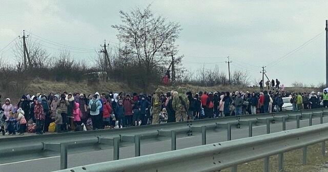 Santa Fe man ferries Ukrainians to safety across the Polish border ...