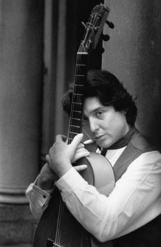 Renowned flamenco guitarist found passion for music in family’s hilltop ...