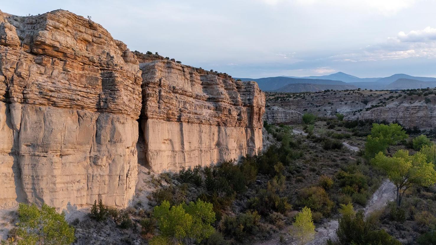 Actress Shirley MacLaine selling ranch near Abiquiú for $17.4 million ...