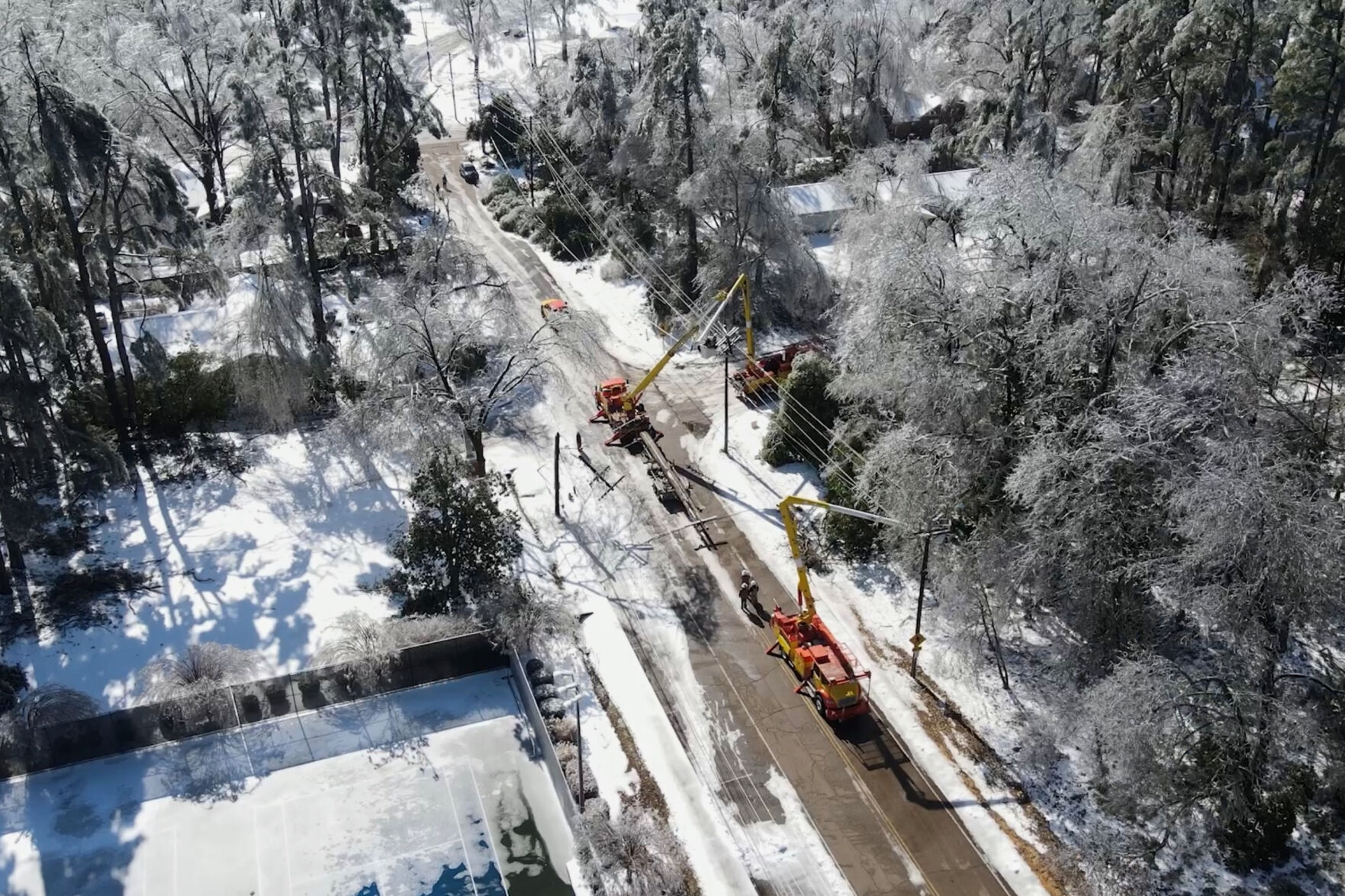 Mississippi sending 135 snowplows to help clear ice and snow from ...