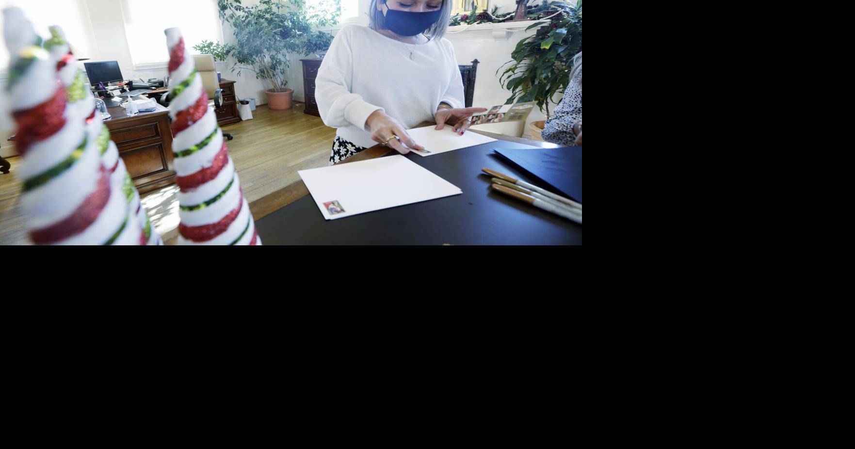 Many Christmas card senders stick with bygone tradition in digital age ...