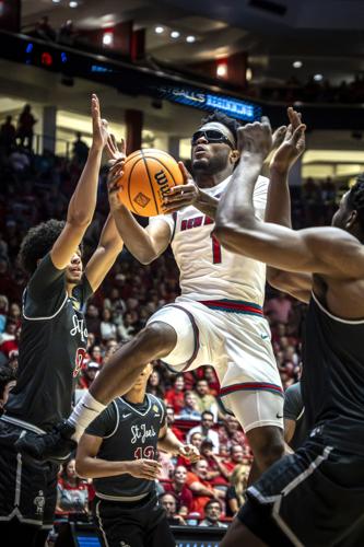 Lobos punch ticket to NIT Final Four by defeating road-weary Saint ...