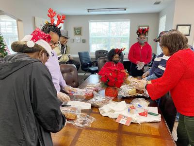 Little Pee Dee Women’s Auxiliary delivers holiday dinners to senior ...