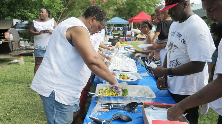 Mullins basketball coach, community treated to holiday cookout