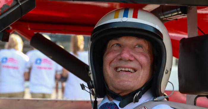 SUNDAY'S PHOTOS: Dale Jarrett drives Cale Yarborough's 1978 race car