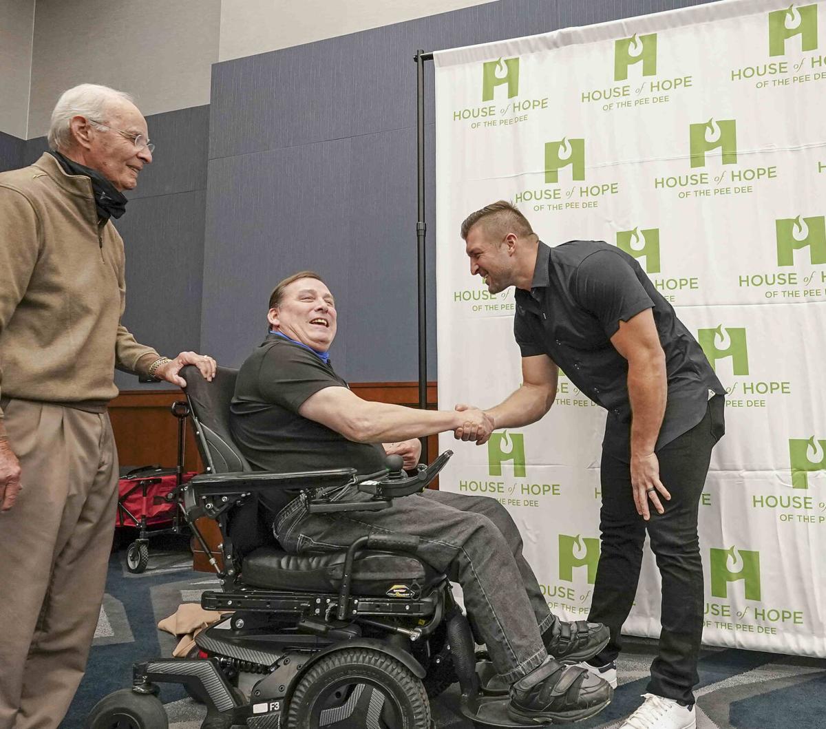 11 seconds of Tim Tebow: Fans gather to meet former quarterback at ...