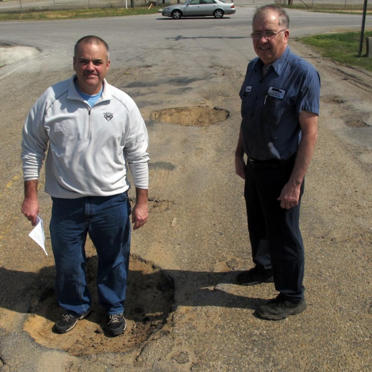 Florence neighborhood dealing with pothole problem
