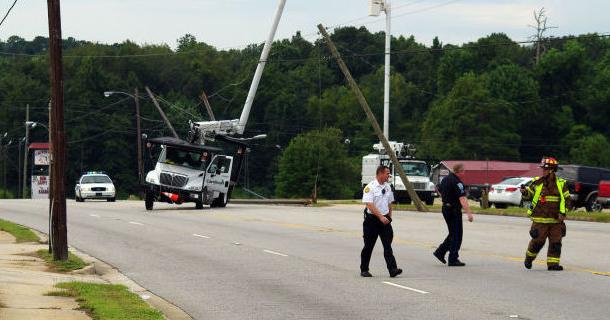 Bucket truck crash closes Florence's South Irby Street