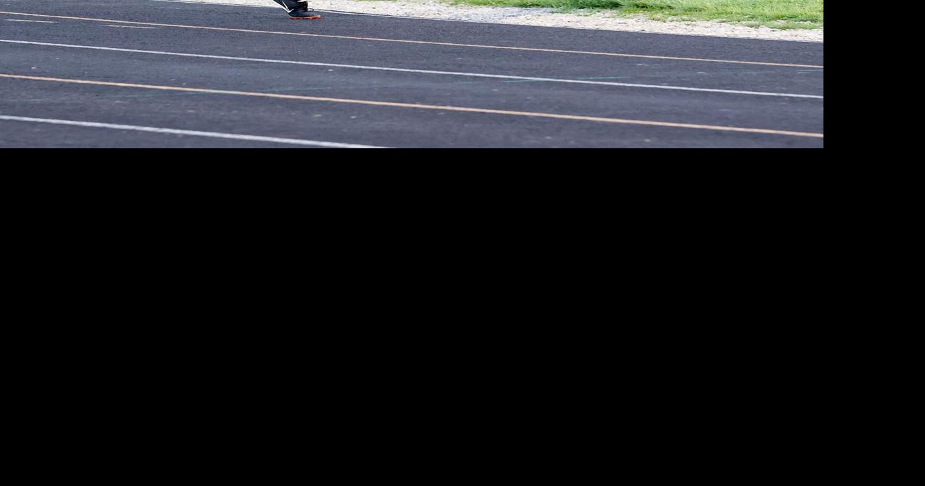 Garreth Stringer running 4x400 relay | Sports | shelbynews.com