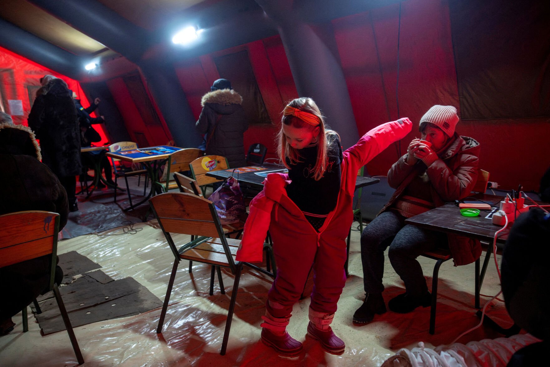 Ukrainians endure freezing temperatures at home as emergency crews rush ...