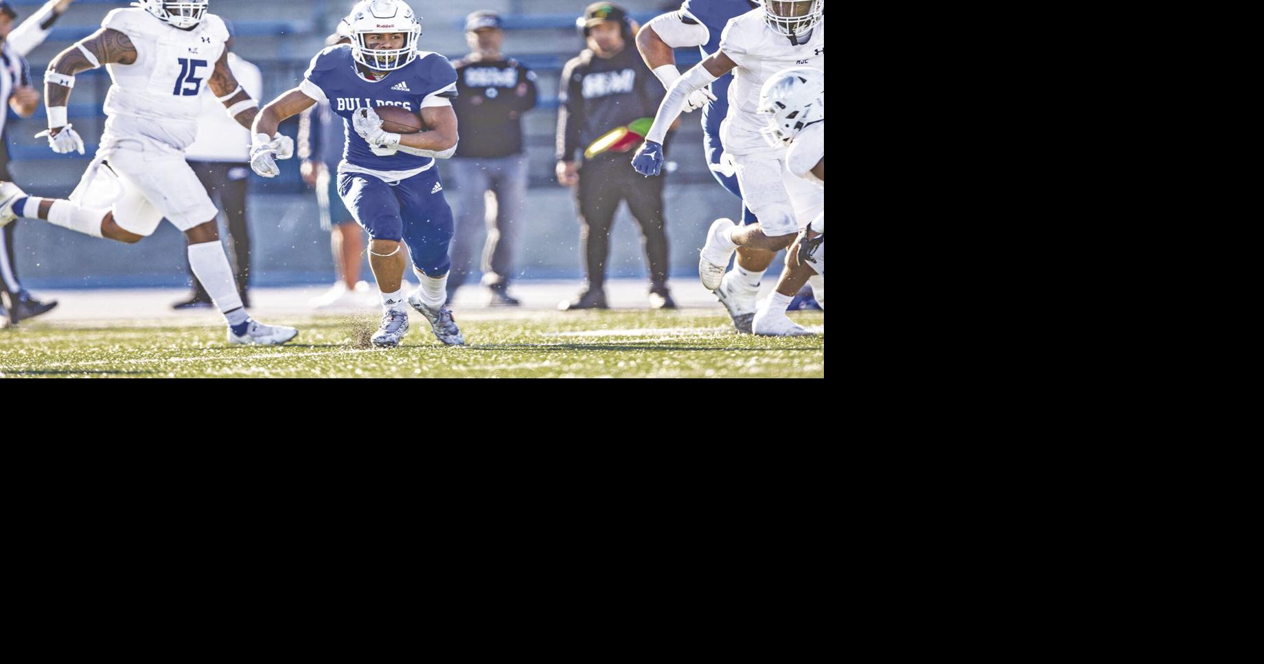 CSM Bulldogs dominate football playoff opener | Local | smdailyjournal.com