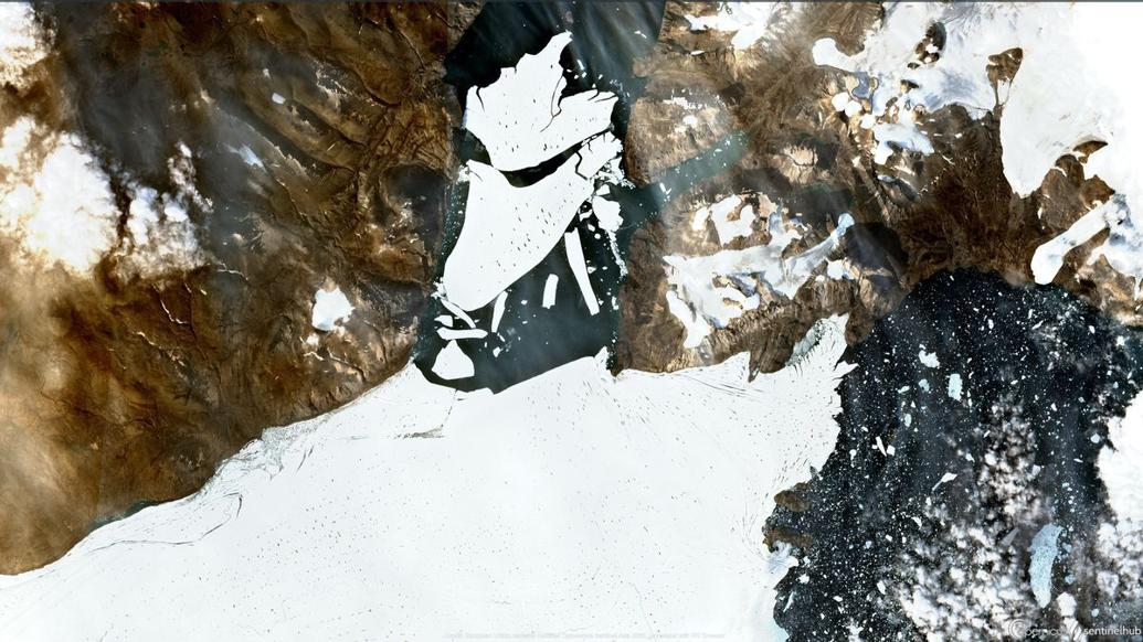 Dismay as huge chunk of Greenland's ice cap breaks off | World ...