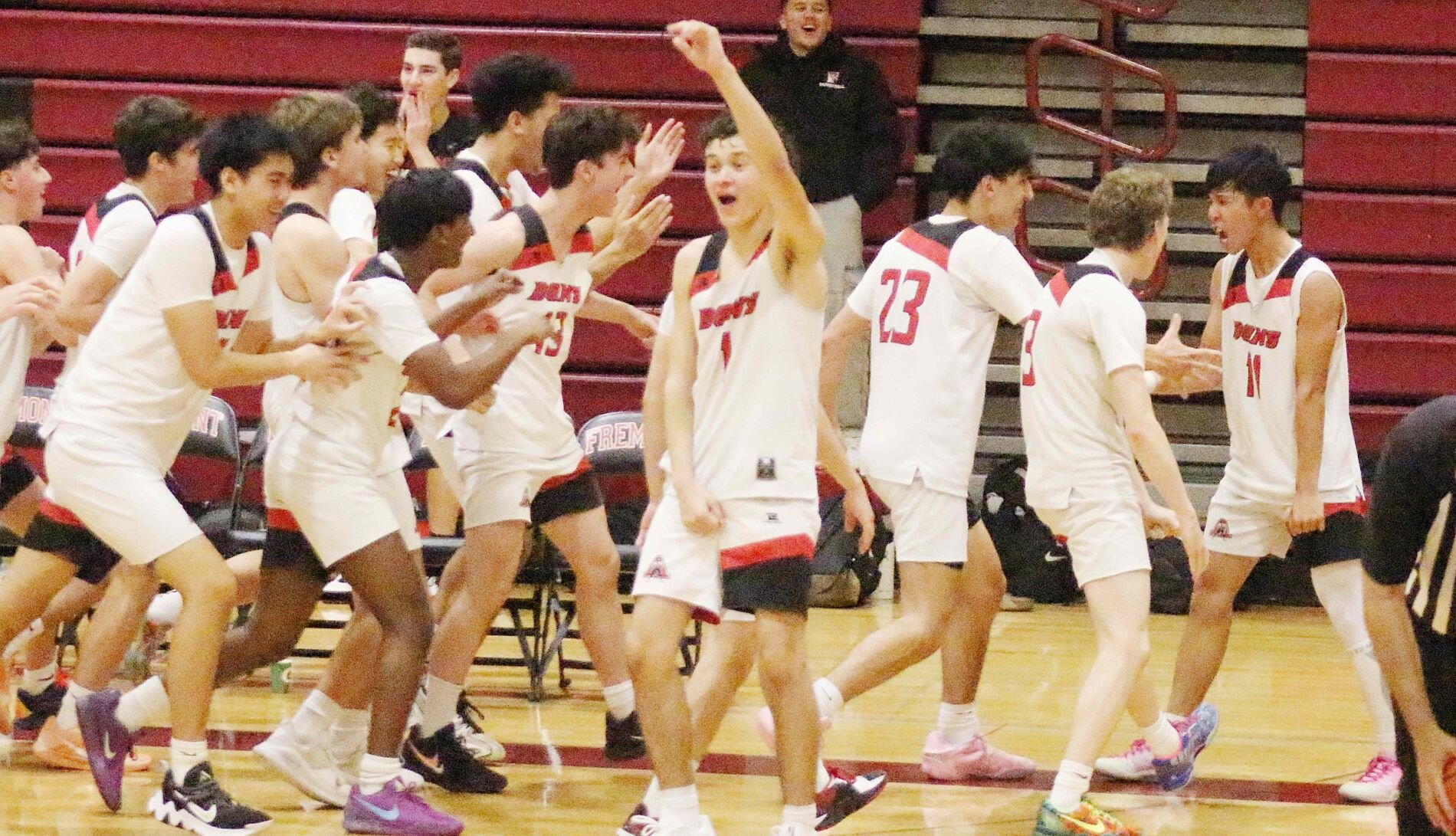 Brodeth’s buzzer beater delivers Aragon to victory | Local | smdailyjournal.com