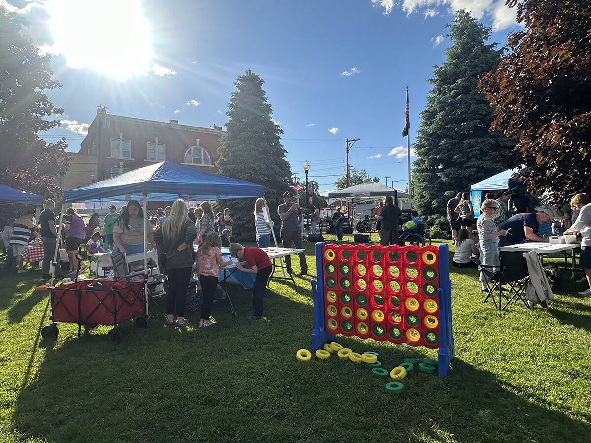 Community Night draws a crowd to downtown area | | smdailypress.com
