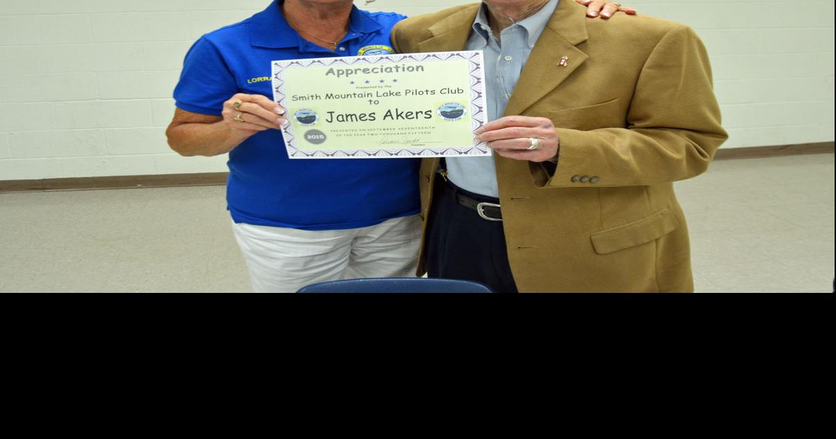 Retired pilot speaks at meeting