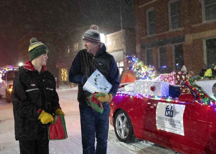 Le Center Hollydaze parade spreads Christmas cheer through snowstorm ...