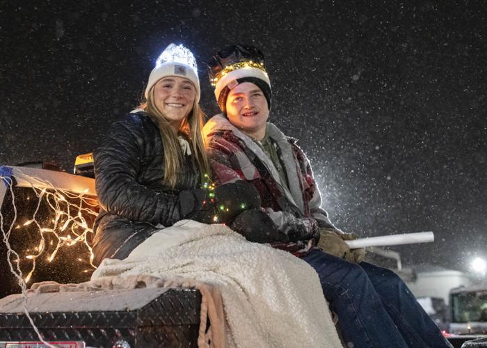 Le Center Hollydaze parade spreads Christmas cheer through snowstorm ...