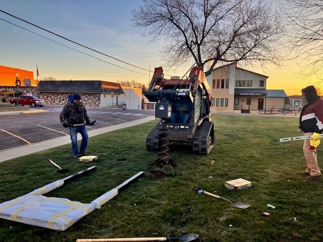 Le Sueur County Commissioners install U of M Extension Offfice sign ...