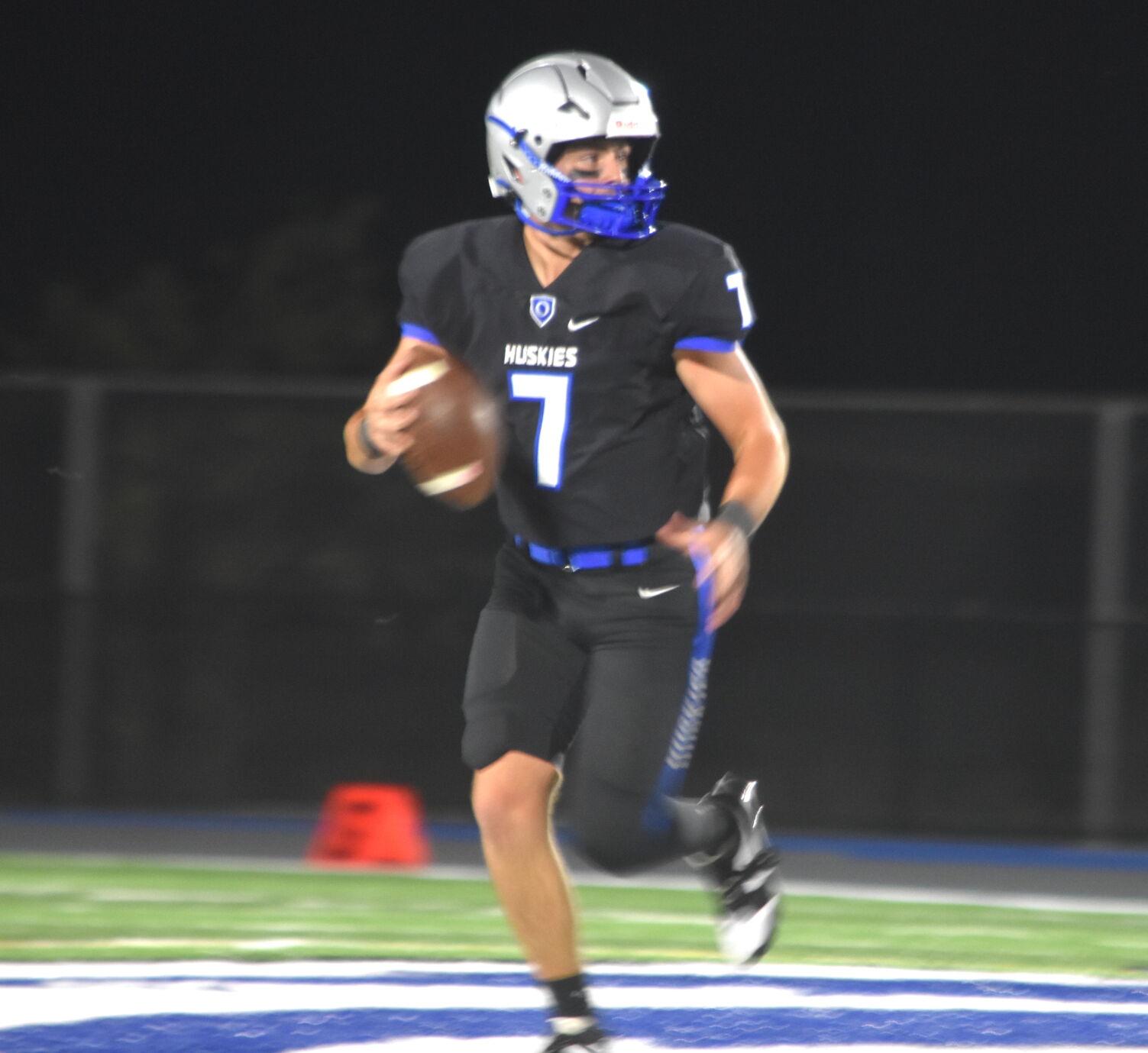 Huskies stay undefeated halfway through regular season, beat Raiders 39 ...