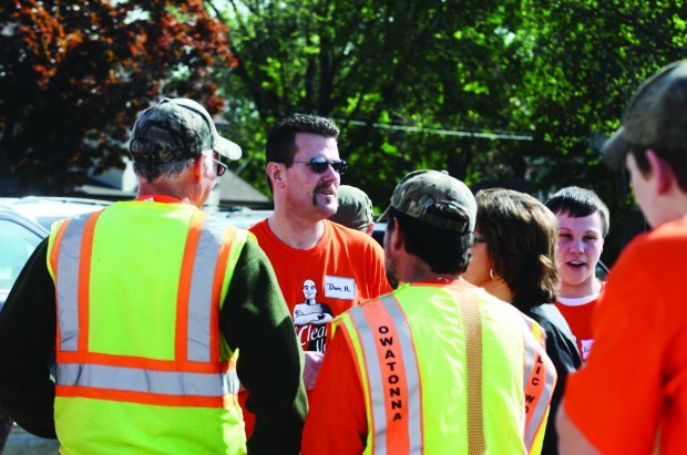Owatonna students clean up downtown | Local | southernminn.com