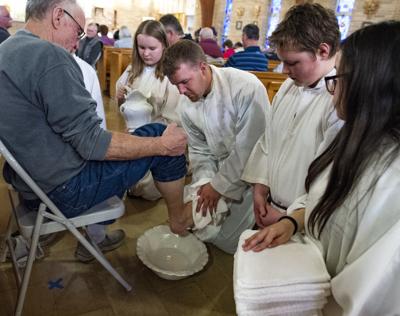 Priest washes parishioners’ feet during Holy Thursday mass | News ...