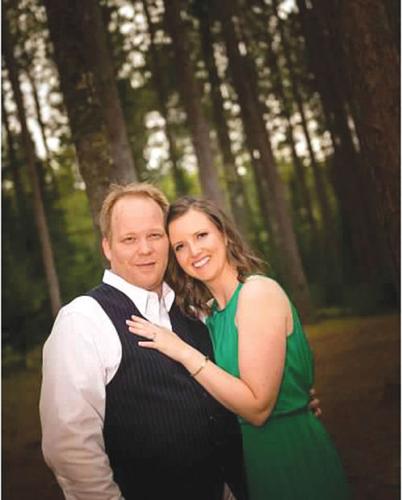 Engagement: Kindahl Roe and Phillip Larson | Community | southernminn.com