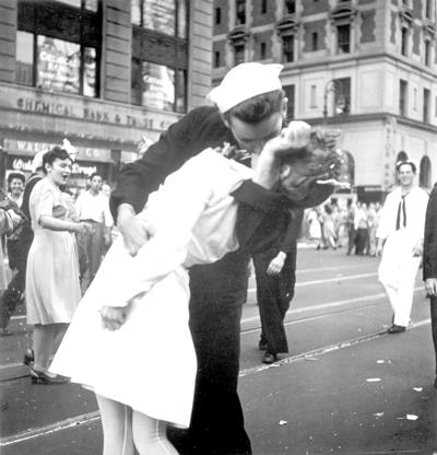 Sailor in iconic V-J Day Times Square kiss photo dies at 95 ...