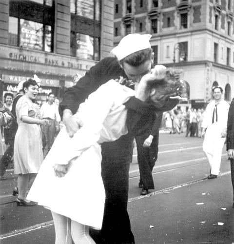 Sailor in iconic V-J Day Times Square kiss photo dies at 95 ...