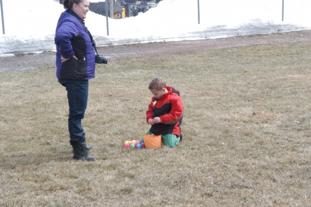 Le Center kids don't mind the snow and mud as they hunt for Easter eggs ...