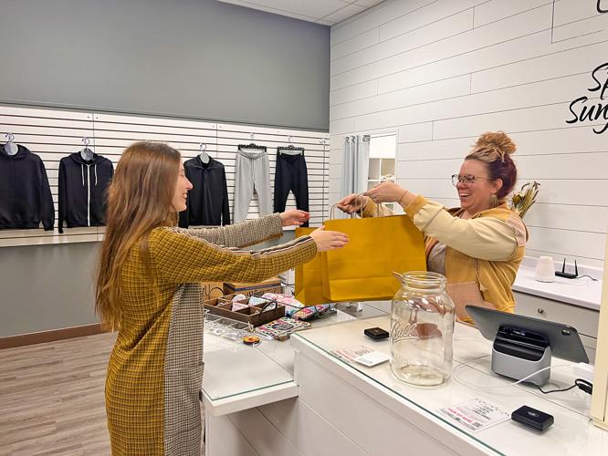 Downtown stores extend hours for holiday shopping | News | southernminn.com