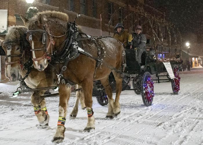 Le Center Hollydaze parade spreads Christmas cheer through snowstorm ...