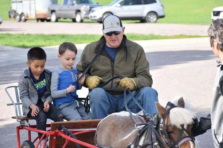 St. Peter kindergarteners enjoy buggy ride with student's grandpa ...