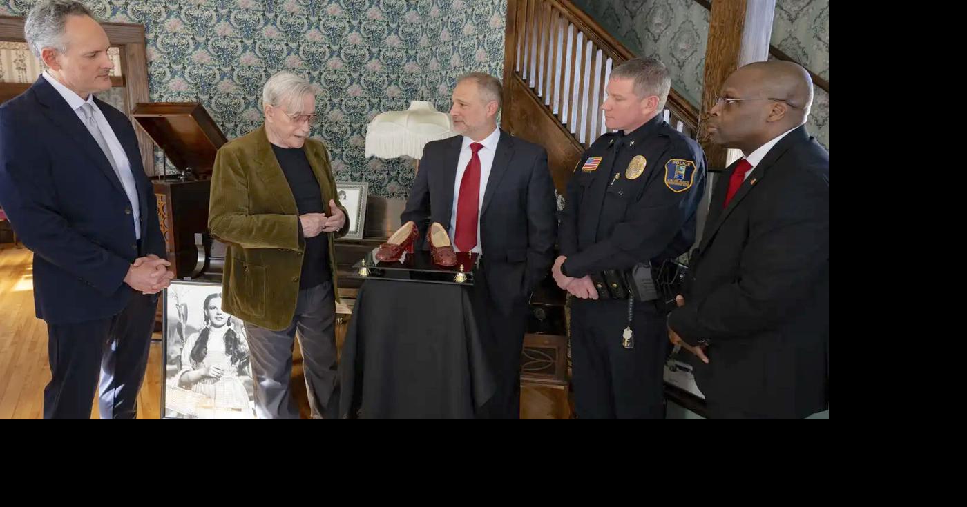 FBI returned 'Oz' ruby slippers to owner in secret ceremony; second man ...
