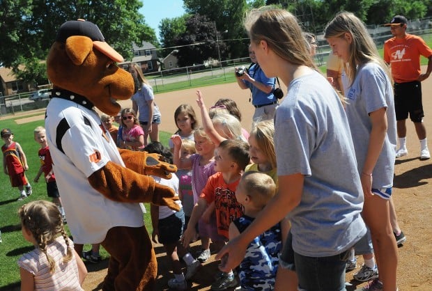 Local children meet the Mankato Moondogs | Sports | southernminn.com