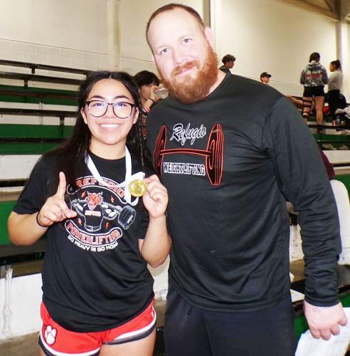 Refugio's Vasquez wins regional title, advances to state meet | Refugio ...