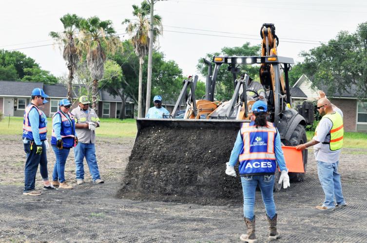 GCGV volunteers pitch in to improve Taft parking lot | Entertainment ...
