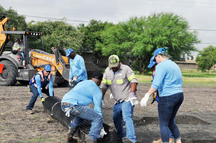 GCGV volunteers pitch in to improve Taft parking lot | Entertainment ...