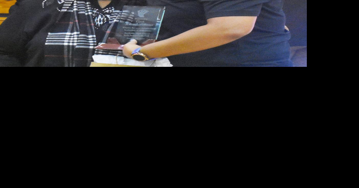 Yellow Jackets dominate Mustangs on senior night, Williams recognized ...