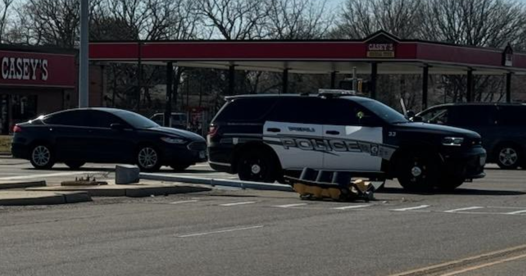 High winds knock over stoplight and help two fires spread | 103.9 WLPO ...
