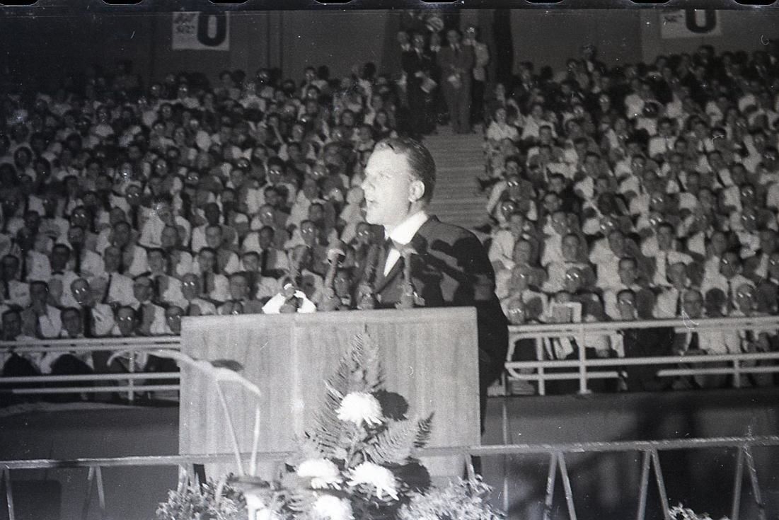 Did young Billy Graham preach in Statesville? | News | statesville.com