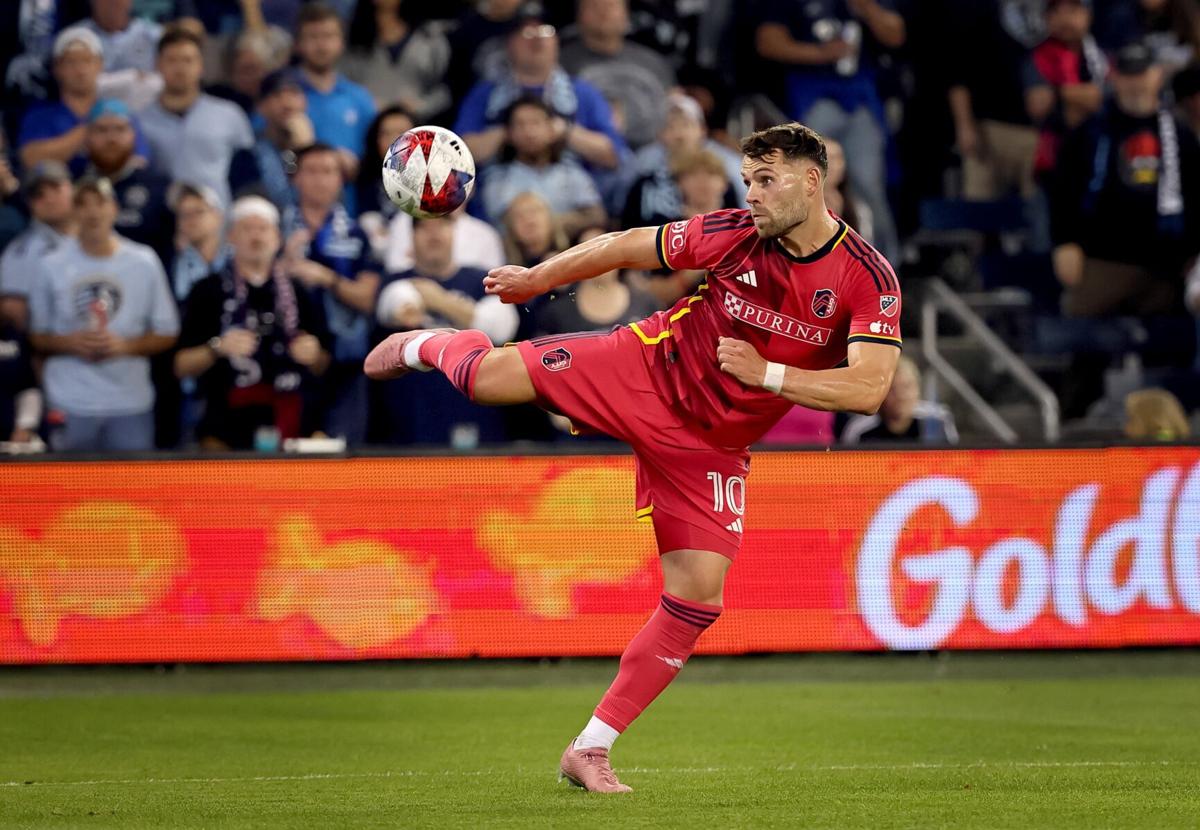 Eduard Lowen has green card, is back with City SC