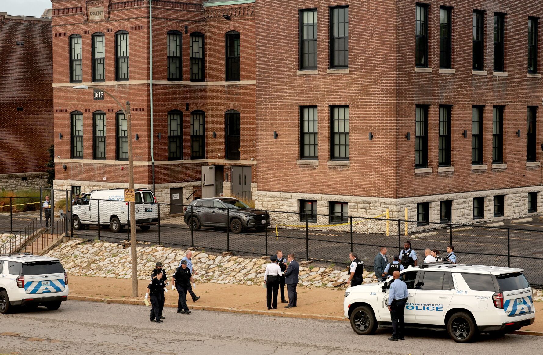 Man fires shots at officers in south St. Louis off Hampton