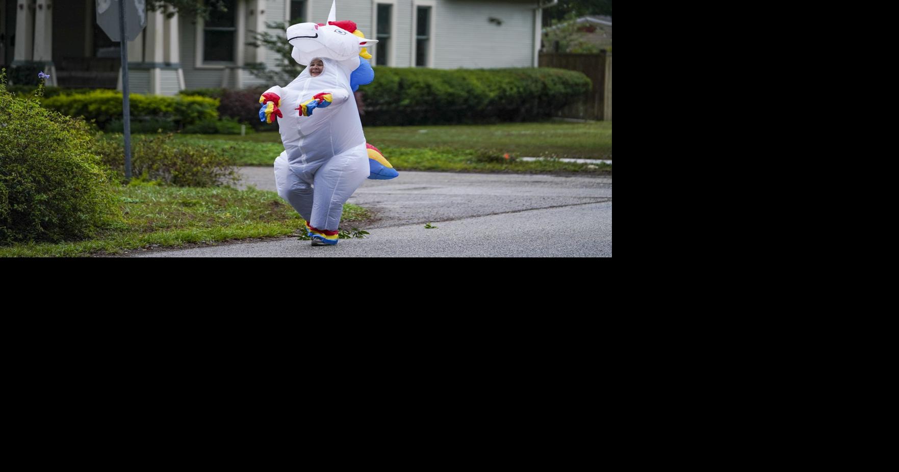 Florida jogger dons costume to cheer up neighborhood