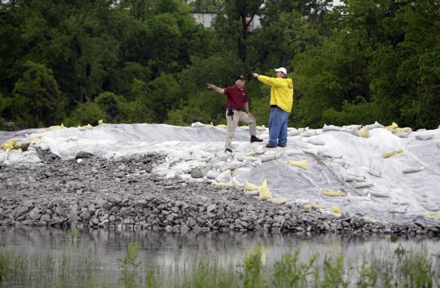 Corps set to break levee near Cairo, Ill.