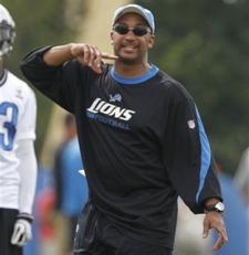 Walton accepts offer to be Rams' D-coordinator