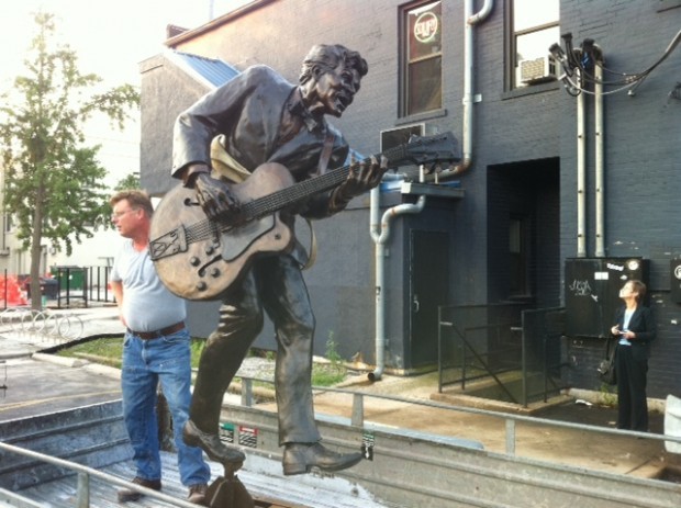 Chuck Berry (the statue) arrives at the Loop