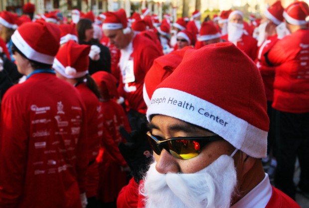 1,100 runners in Santa suits dash through St. Charles