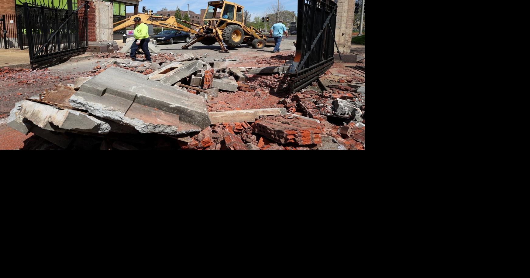 St. Louis tears down the DeBaliviere Place gate, a symbol of the ...