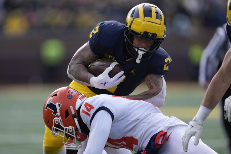 Michigan running back Blake Corum leaves with injury vs. Illinois football